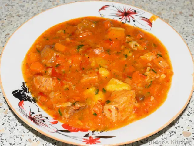 Gulas de porc si vita la ceaun | Bucataria lui Tudor